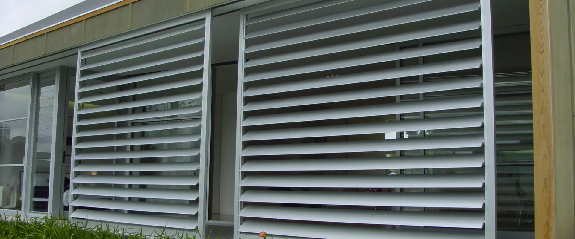 Hand Operable Louvre Panels Spiral Pivot | Louvretec AU